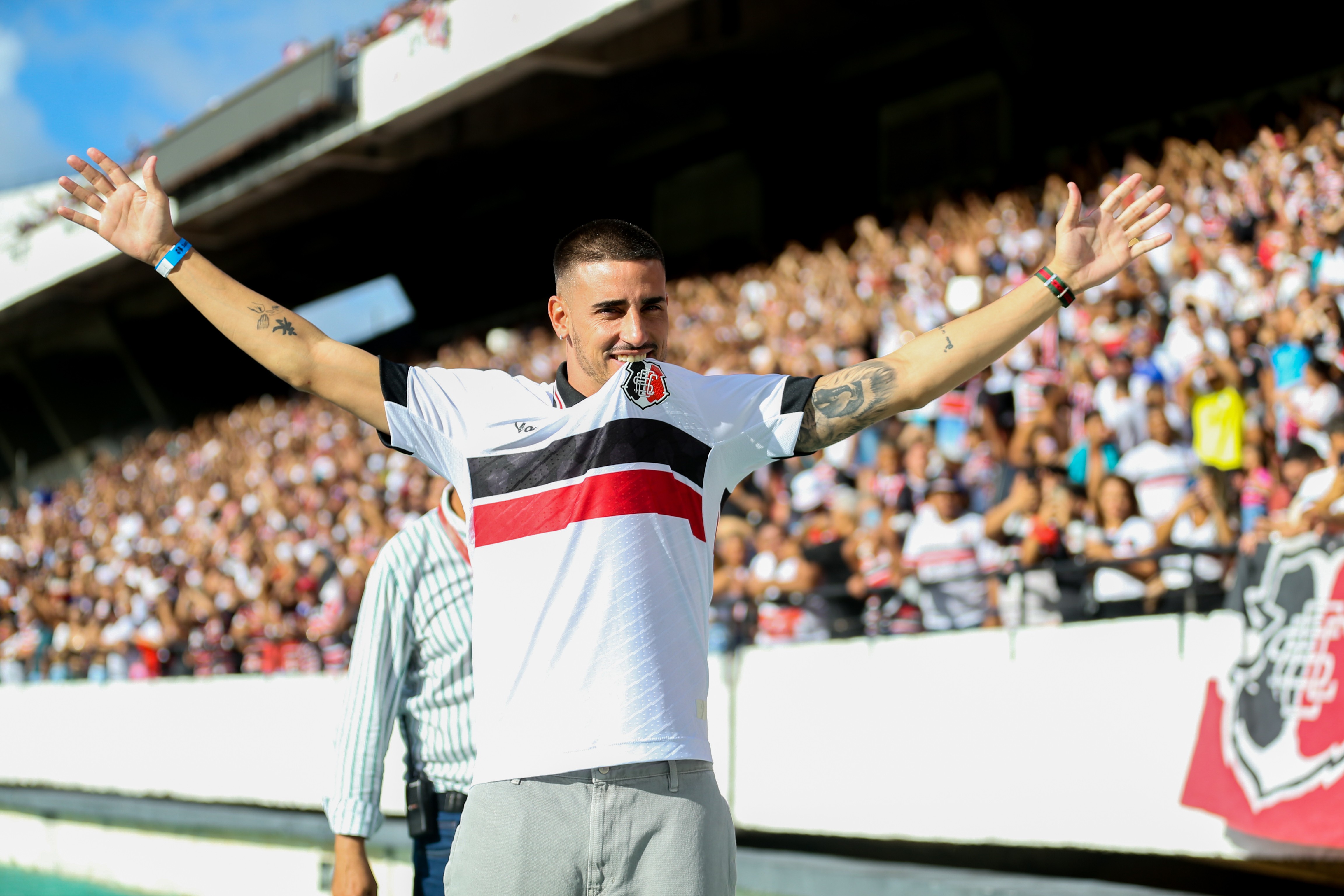 Santa tem recorde de vendas de camisa após anúncio de Galhardo | Ge