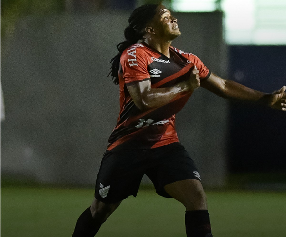 Em 31 minutos, Daniel Cruz sai do banco, faz golaço salvador para o ...