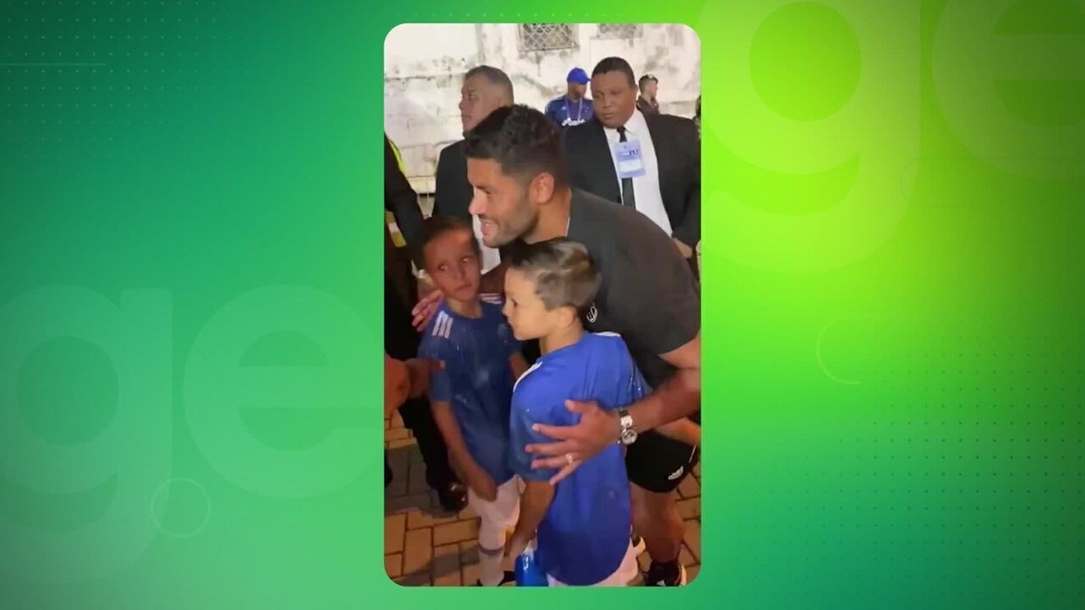 Ídolo Do Atlético Mg Hulk é Tietado Por Torcedores Do Cruzeiro Após O