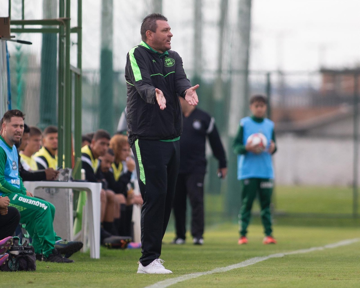 CBF convoca Thiago Kosloski, técnico do sub-20 do Coritiba, para ...