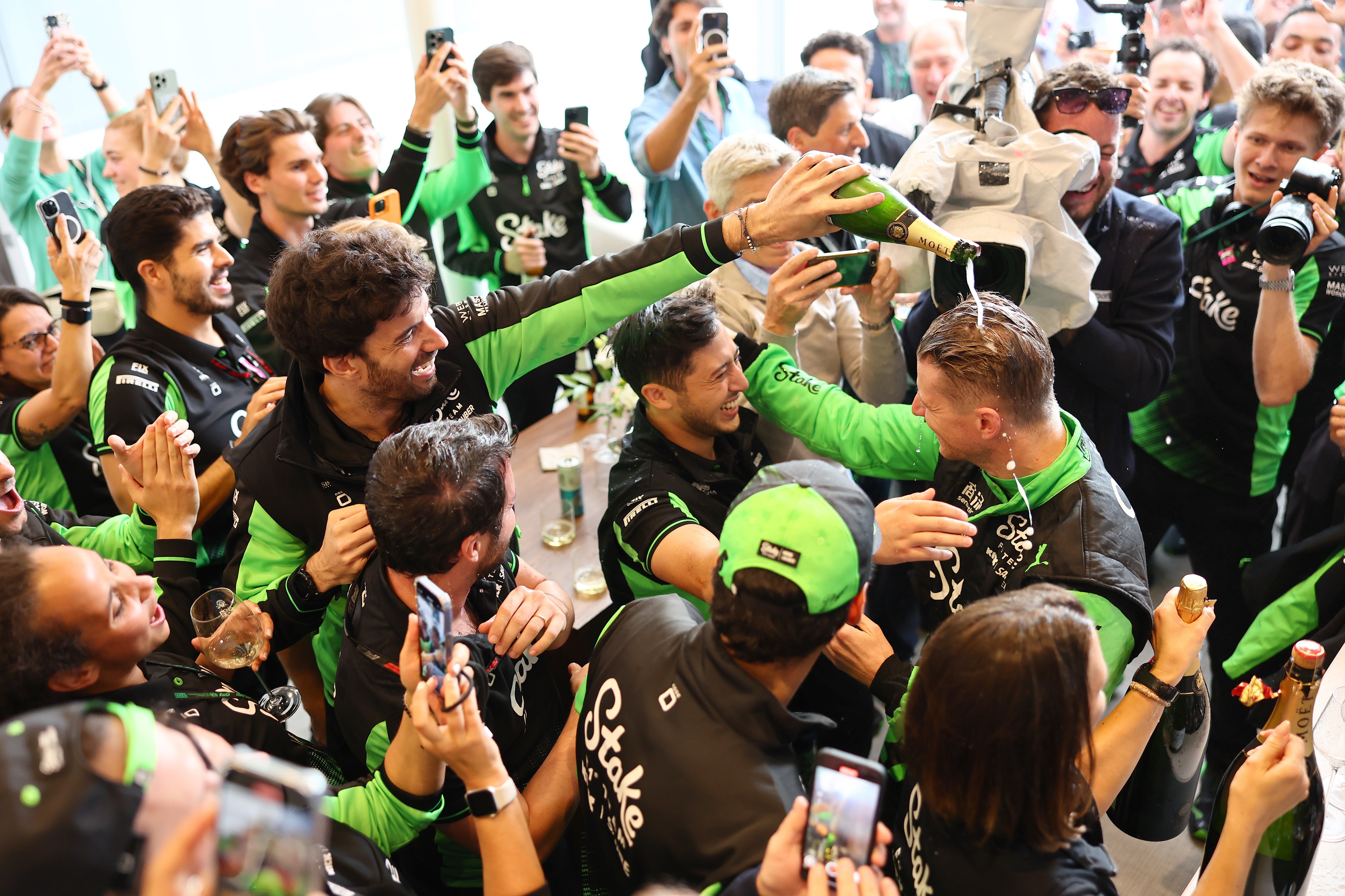 Mercedes e Aston Martin doam champanhe para Sauber celebrar pódio | Ge