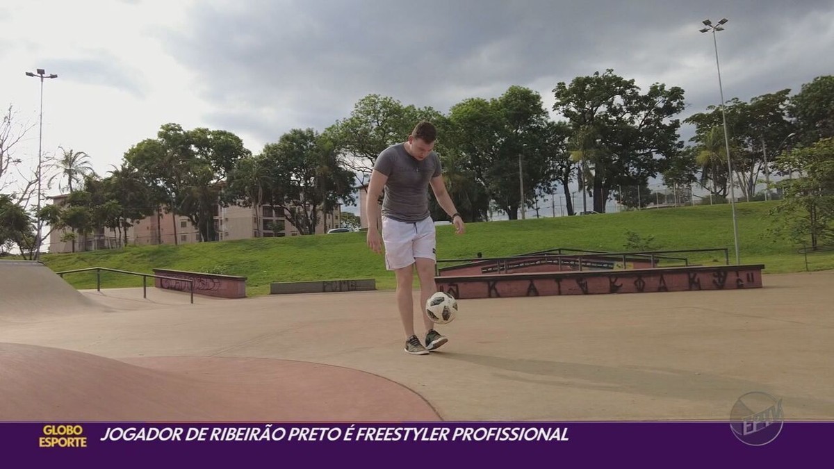 Professor de inglês conta que virou atleta de futebol Freestyle após ...