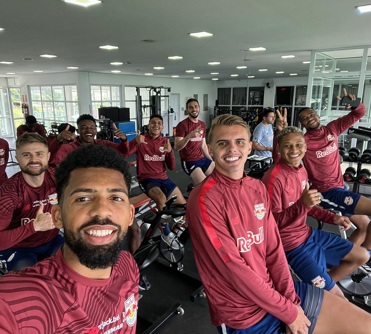 Bragantino volta aos treinos após vitória sobre o Grêmio; Léo Ortiz realiza exames médicos ...