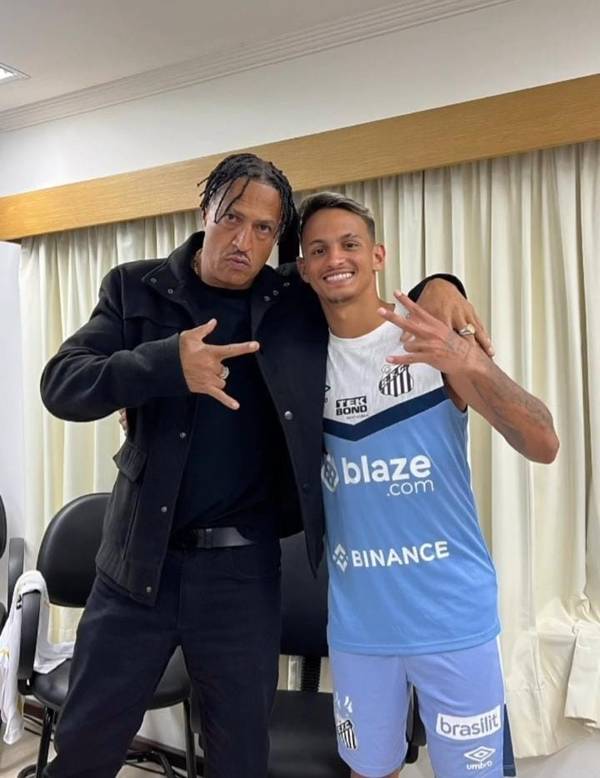 Mano Brown visita o CT Rei Pelé e conversa com elenco do Santos ...