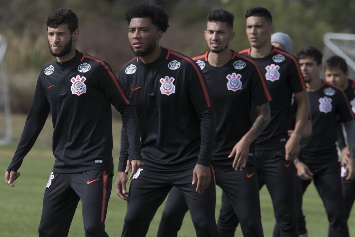 Força, potência e bola parada: veja imagens do treino do Corinthians ...