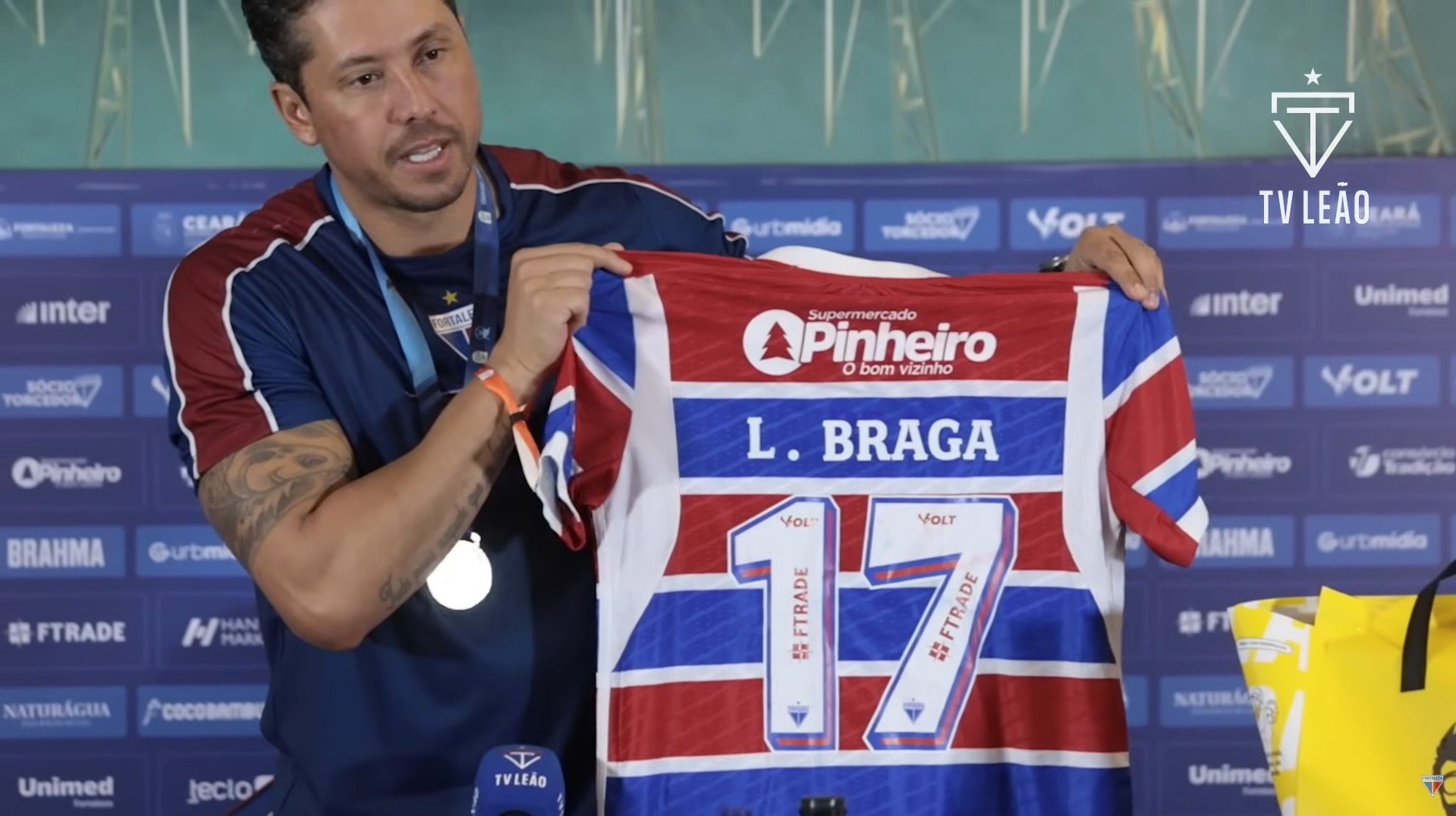 Fortaleza homenageia Lucas Braga em comemoração do título do Cearense | Ge