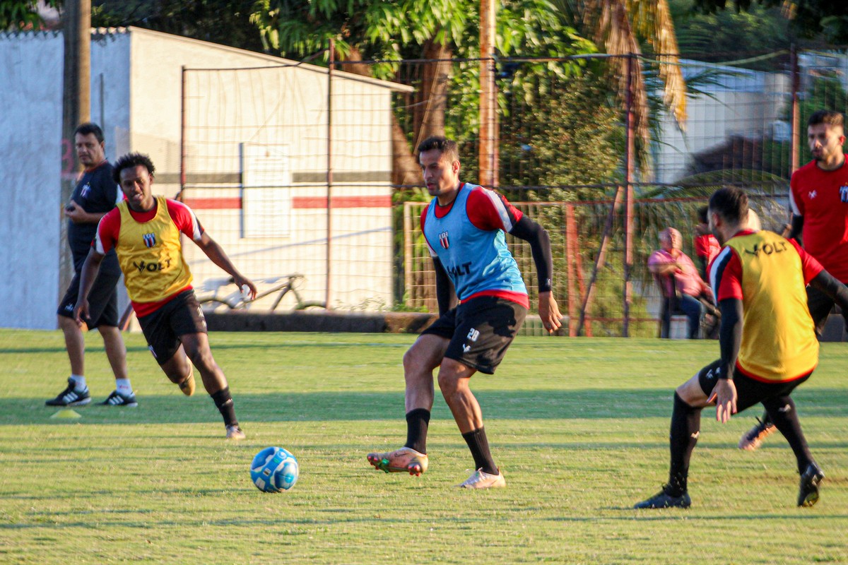 Diogo Silva nega preferência por dupla de zaga no Botafogo-SP: "Estão ...