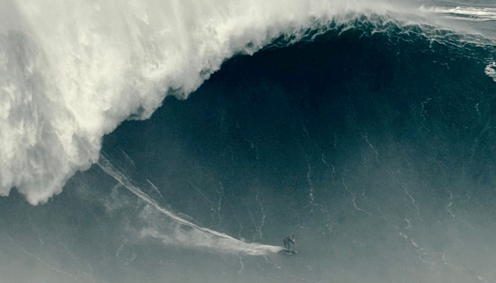 Maior onda de todos os tempos? Rodrigo Koxa surfa bomba em Nazaré e ...