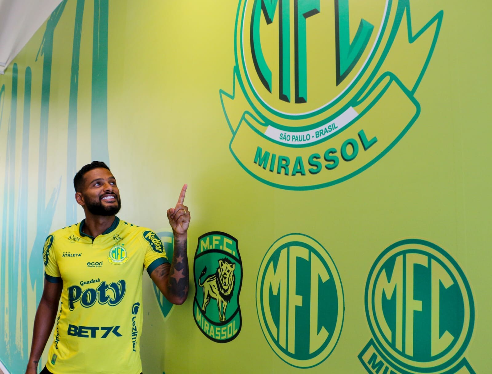 Mirassol oficializa a contratação do lateral Reinaldo, ex-Grêmio | Ge