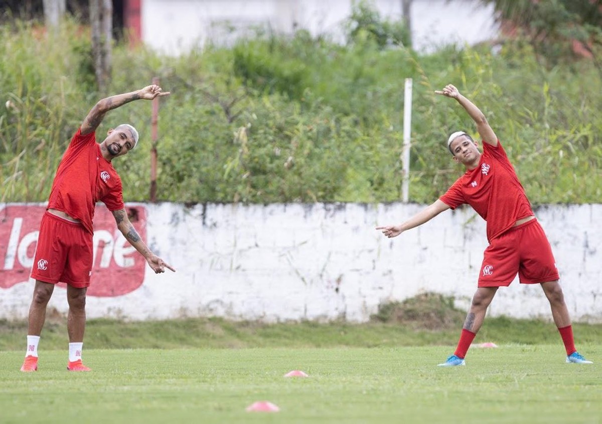 Técnico avalia chance de formar trio de ataque do Náutico com Kieza ...