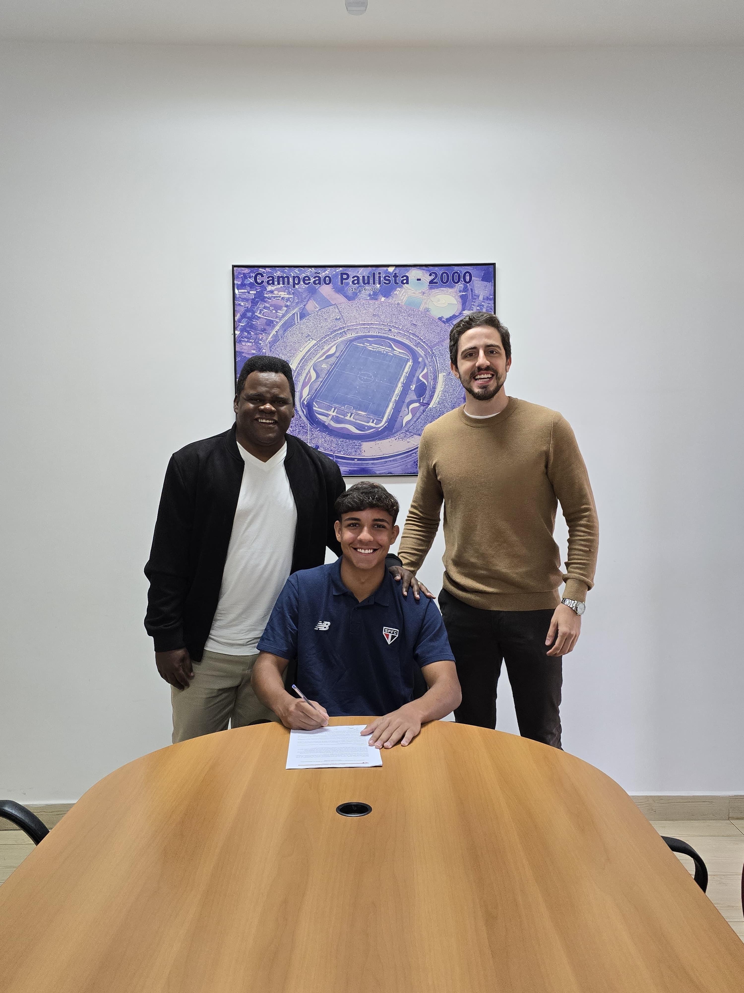 Jovem agenciado por ex-São Paulo assina primeiro contrato com o clube ...