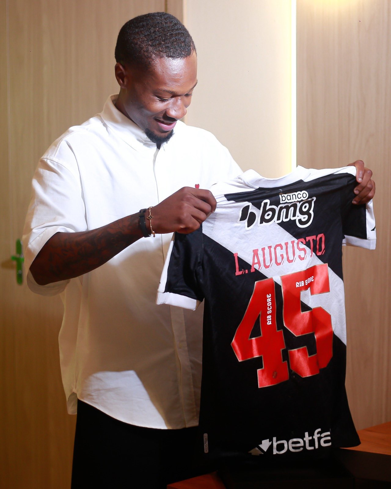 Vasco anuncia a contratação do angolano Loide Augusto | Ge