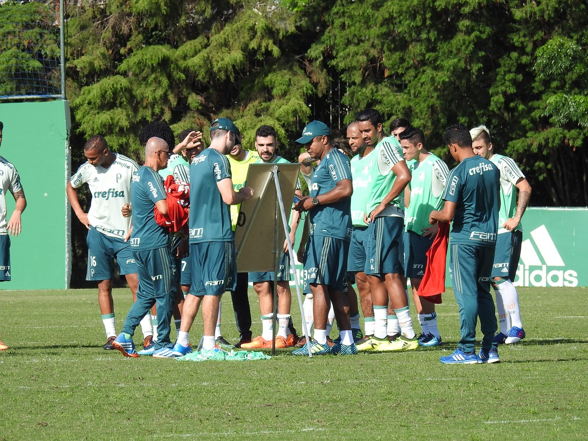 Palmeiras Faz Primeiro Treino Com Bola No Ano E Fica Em Concentração
