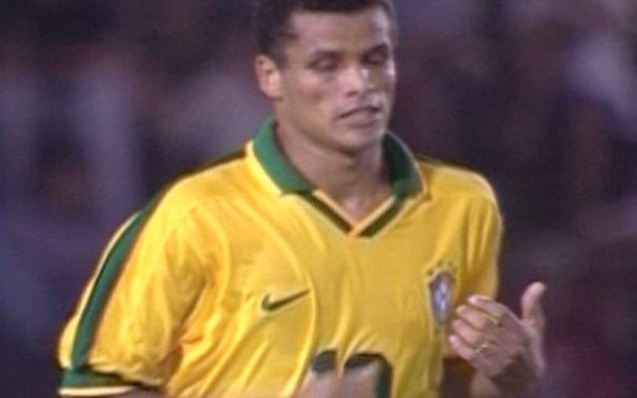 Rumo ao topo do mundo: os 25 anos da chegada de Rivaldo ao Barcelona | Ge