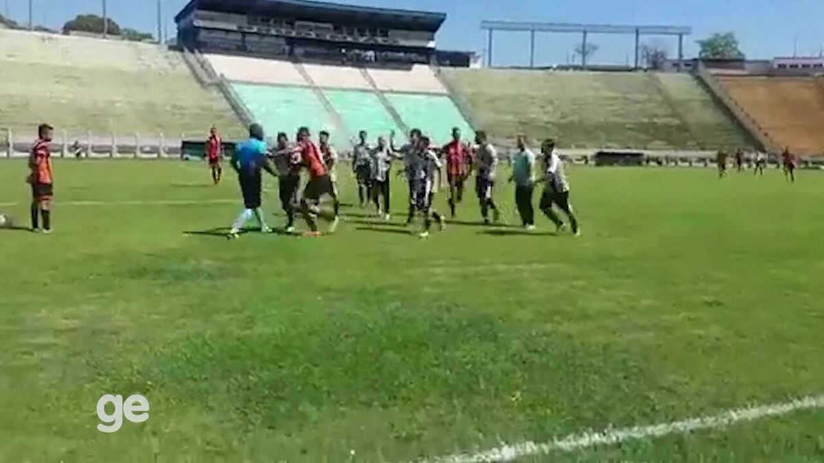 Homem dá voadora em árbitro, e auxiliar sofre corte na cabeça, em jogos ...