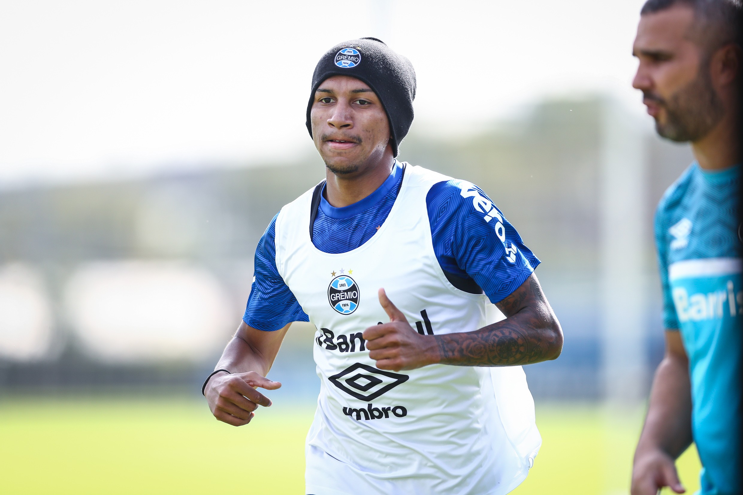 Athletic contrata Léo Chu, cria do Grêmio que estava em Portugal | Ge
