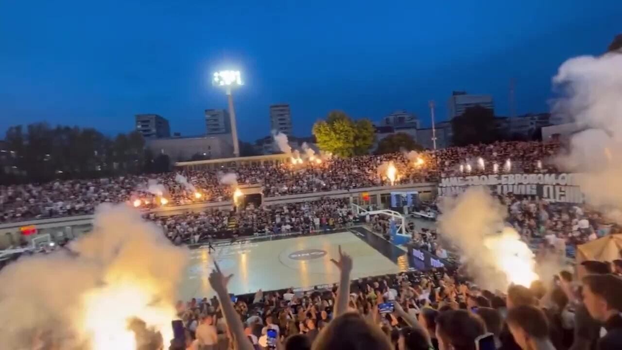 Jogo de basquete ao ar livre na Sérvia leva os fãs ao delírio; veja | Ge