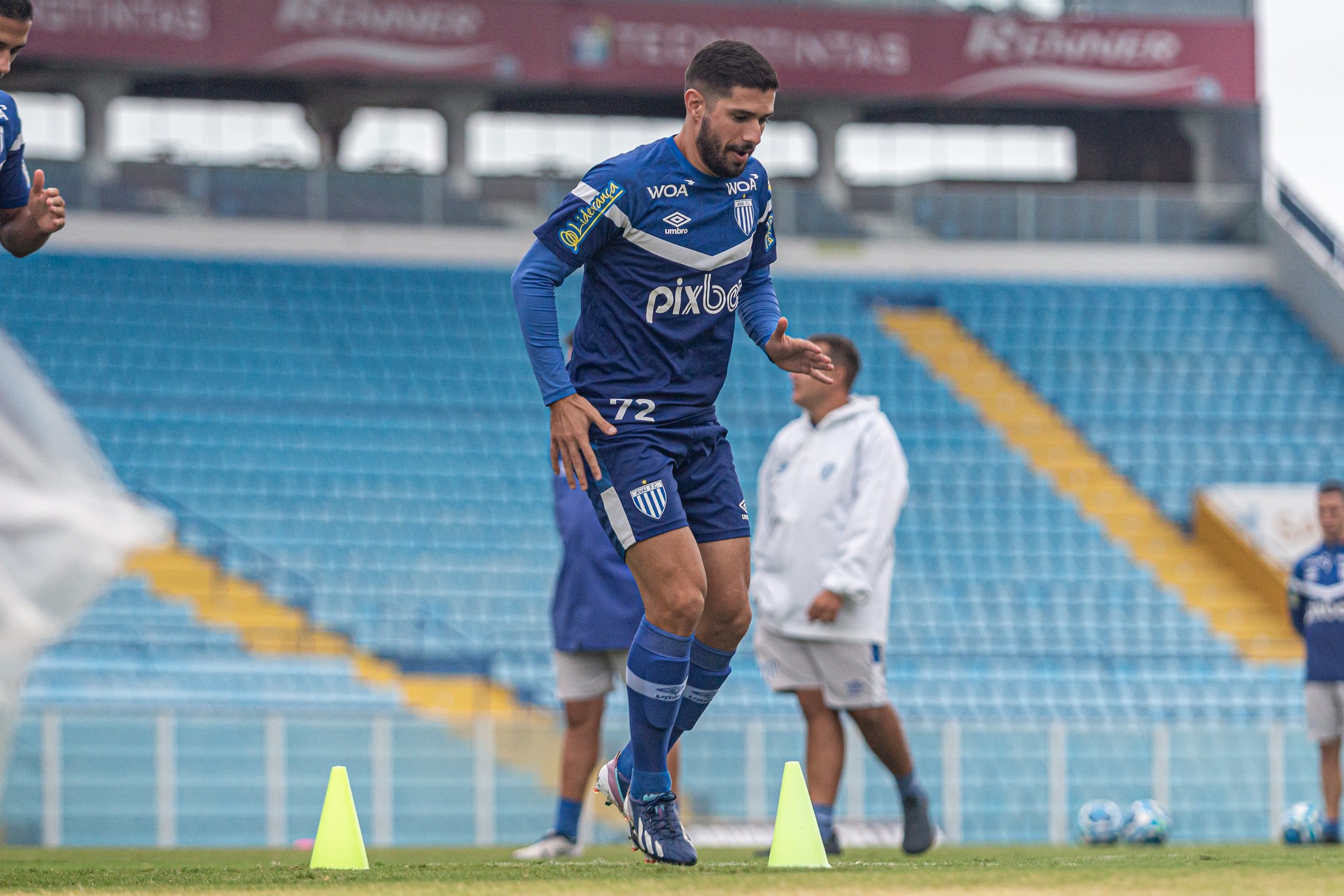 Alex explica troca na lateral do Avaí e elogia comprometimento de ...