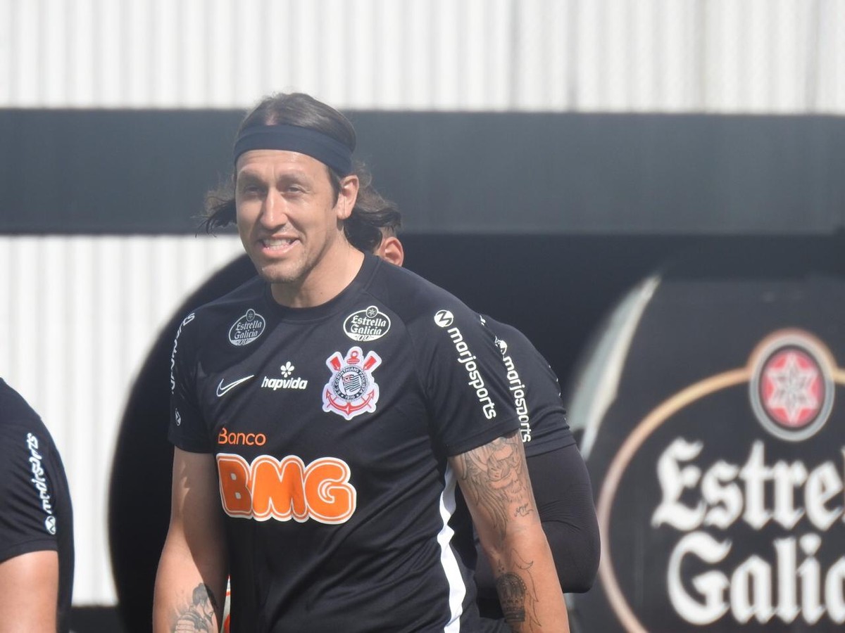 Cássio tira tala, mas segue com dedo enfaixado e treina apenas com os ...