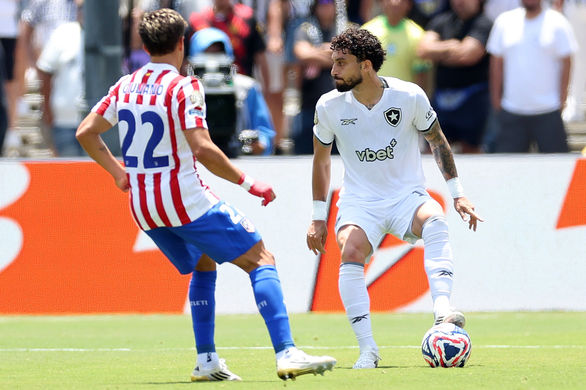 Alex Telles comemora vaga do Botafogo: "Para quem ia conhecer o Mickey ...