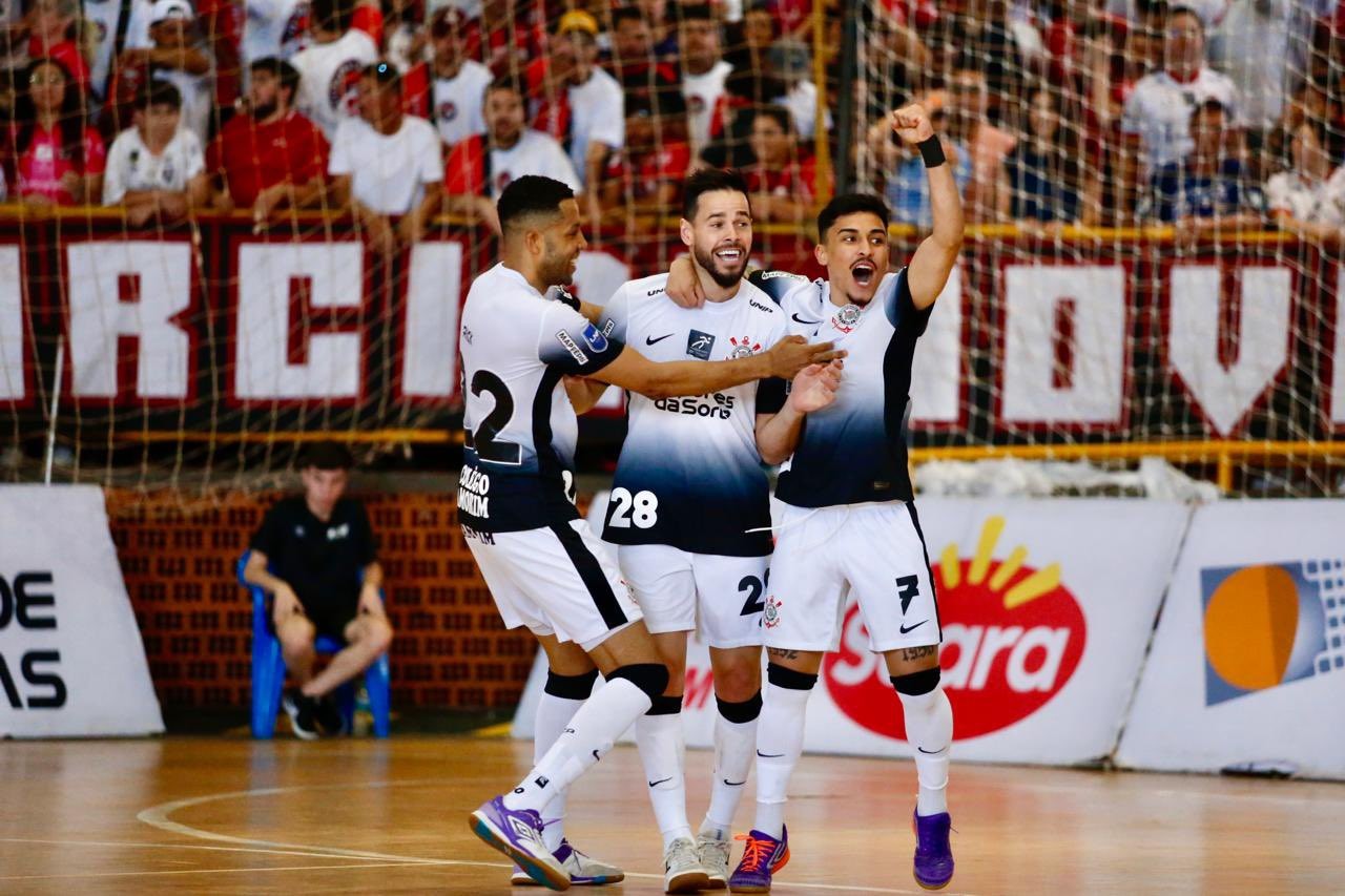 Corinthians vence o Campo Mourão e abre vantagem nas semifinais da LNF | Ge