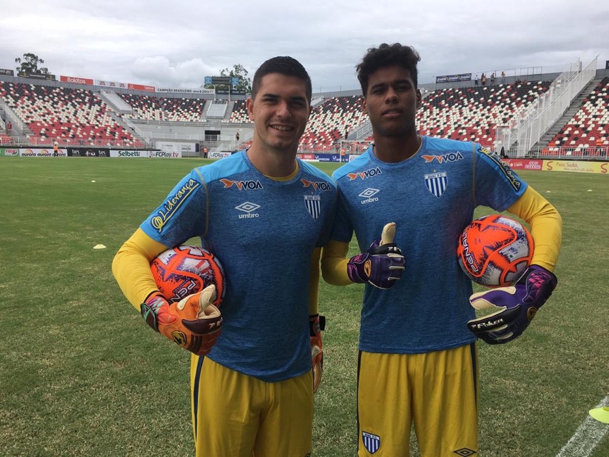 Léo Lopes destaca confiança alta para seguir no gol do Avaí: "Quero ...