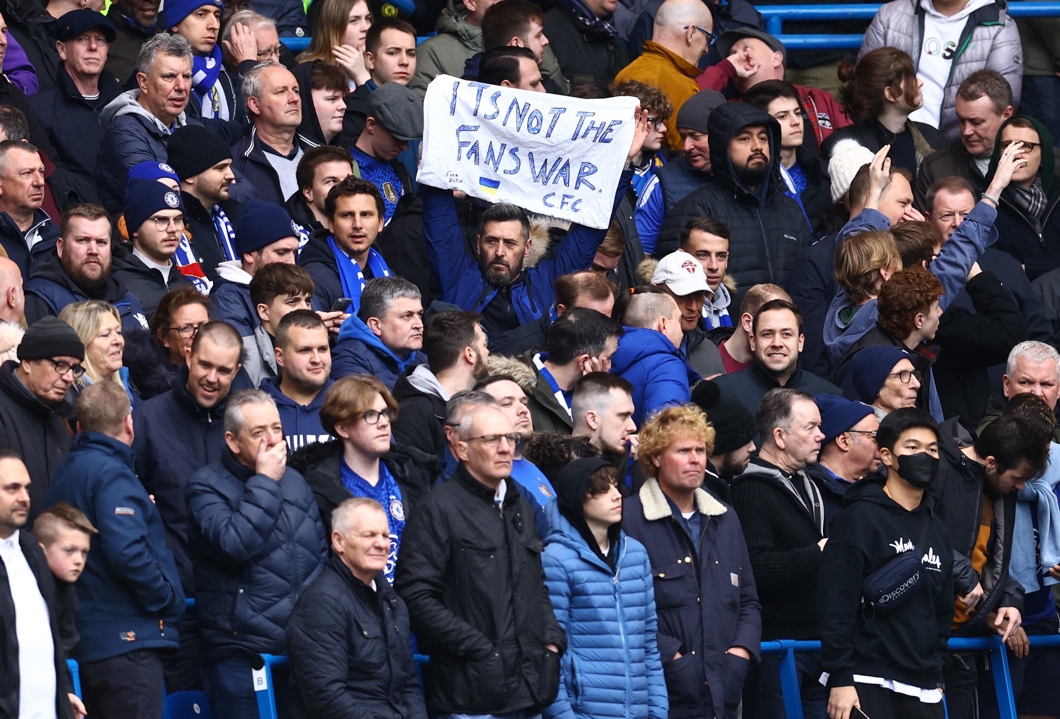 Torcida do Chelsea se manifesta em Stamford Bridge contra sanções ao ...