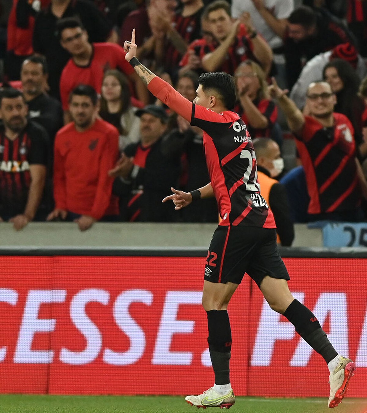 A caminho do Inter, zagueiro Nico Hernández se despede do Athletico ...