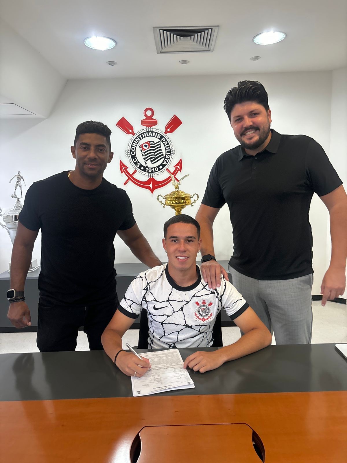 Corinthians renova com promessa da base até o fim de 2029 com multa ...