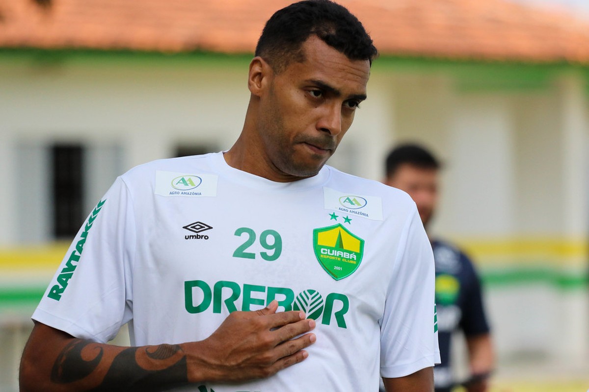 Elton se recupera de problemas estomacais e se reapresenta com restante ...