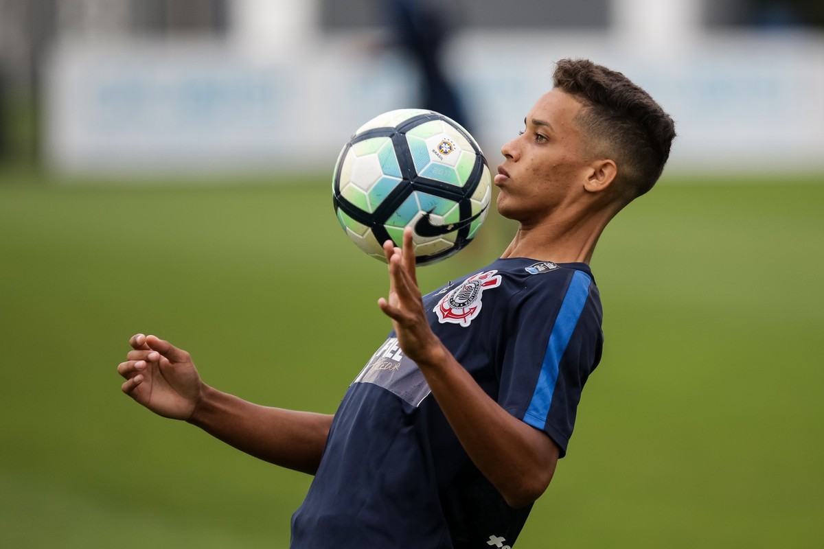 Pedrinho festeja 2017 com três títulos pelo Corinthians e espera novas ...