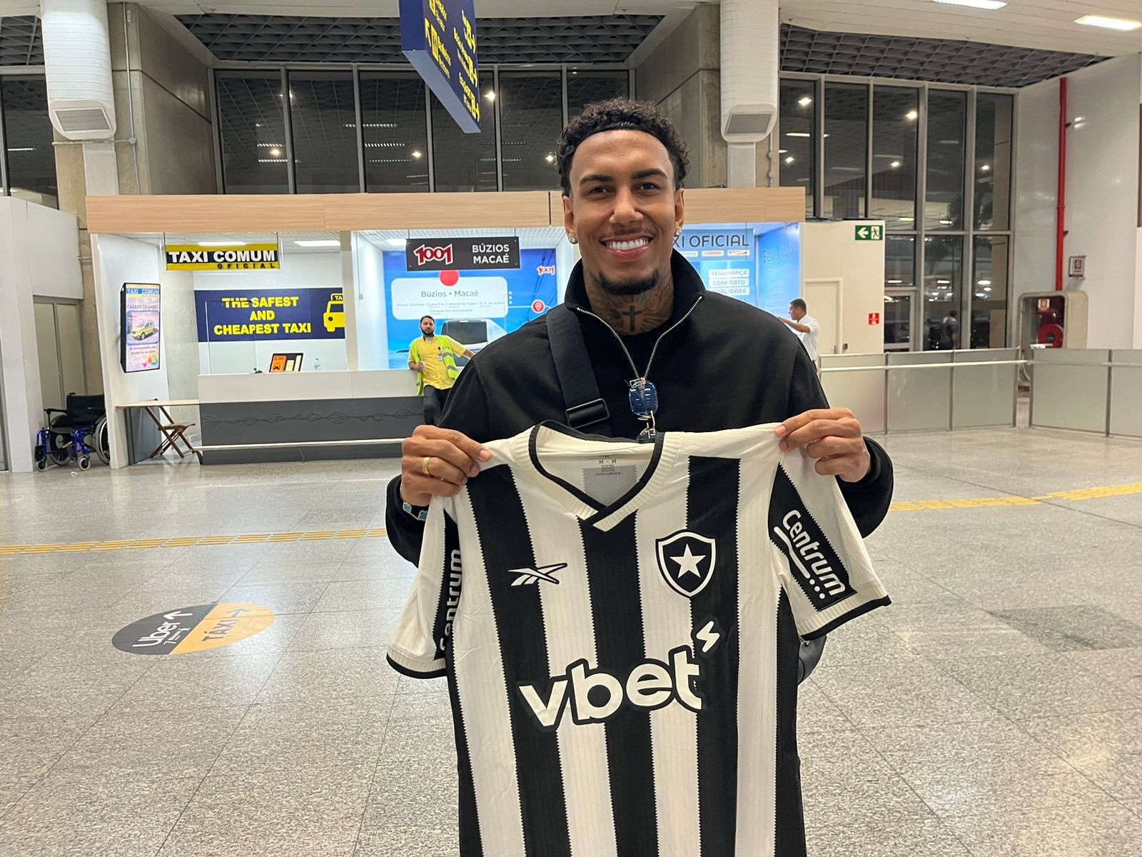 Rwan Cruz chega ao Rio para assinar com o Botafogo: "Estou realizado" | Ge