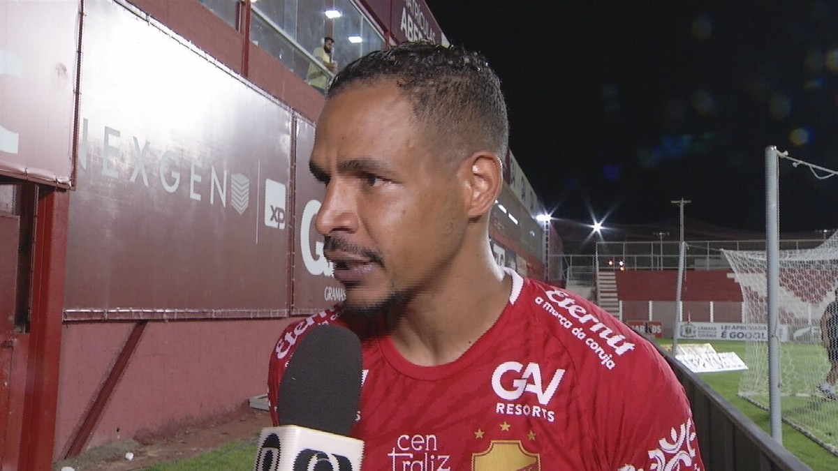 Fernando elogia vitória sobre a Aparecidense e qualidade do elenco do Vila Nova | vila nova | ge