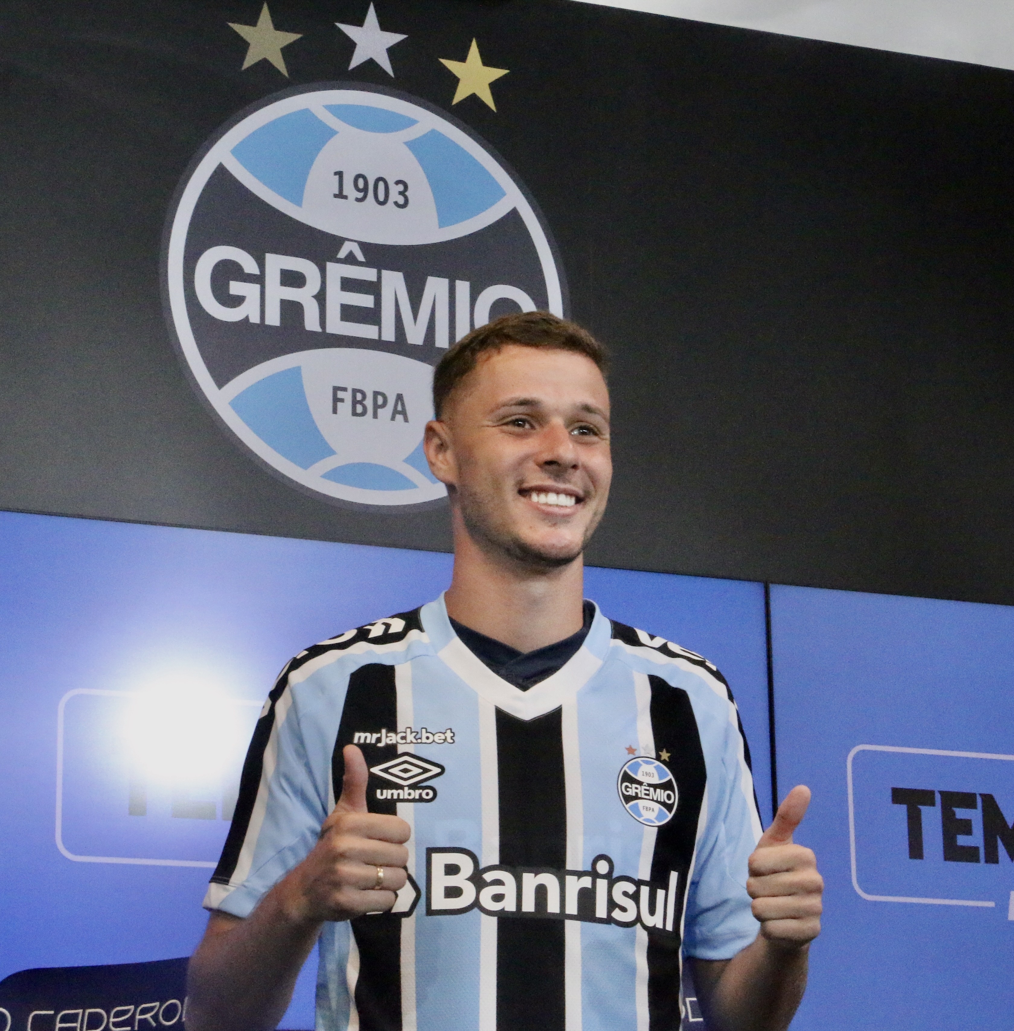 Gustavinho é apresentado pelo Grêmio e diz que chega para mostrar que ...