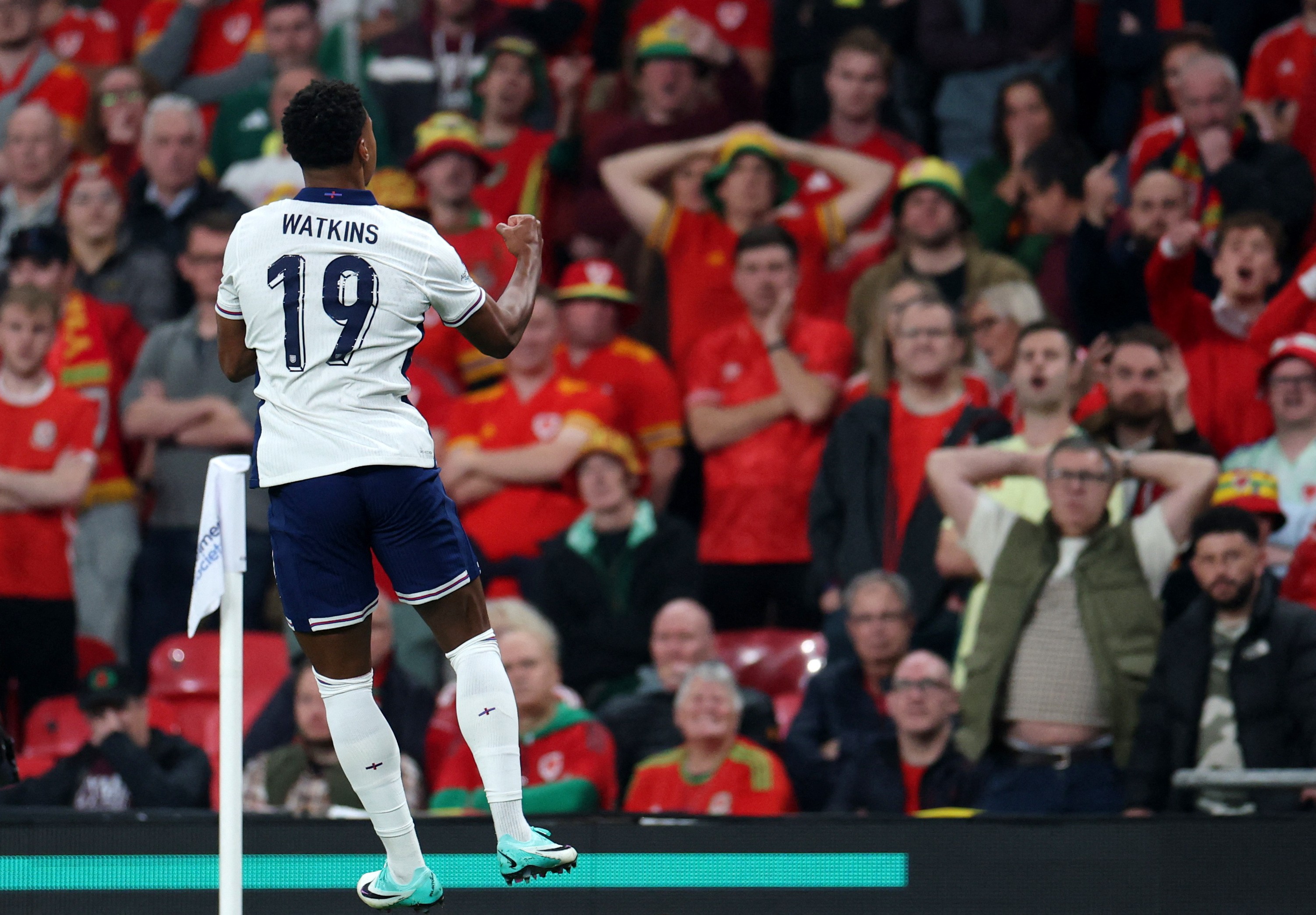 Saka faz golaço, e Inglaterra vence com facilidade País de Gales em ...