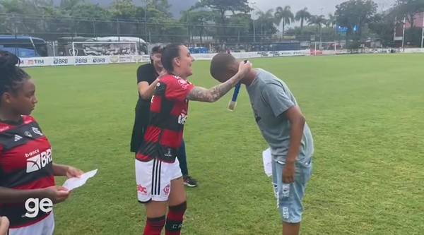 Um Campeão Especial Craque Do Título Do Flamengo Darlene Dá Medalha A Torcedor Na Gávea
