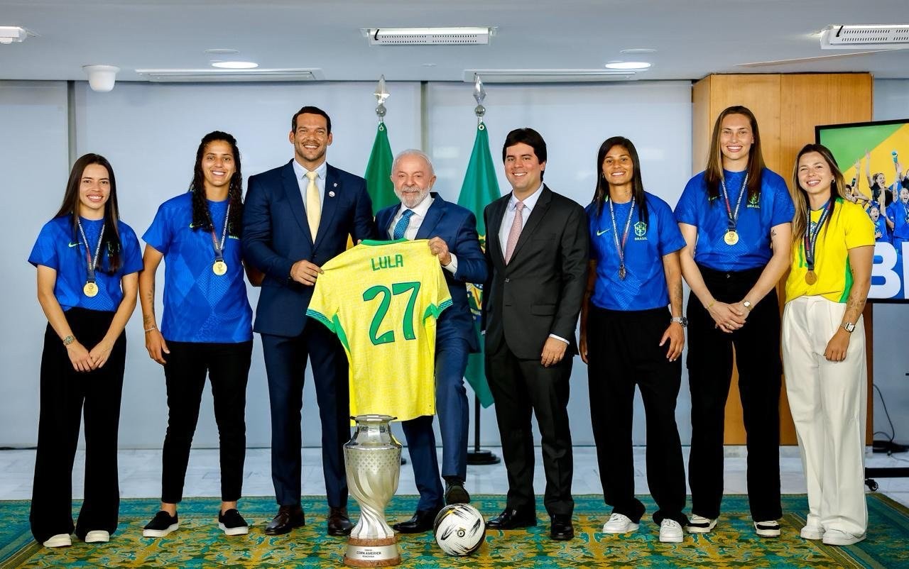 Presidente Lula recebe campeãs da Copa América e assina projeto de lei ...
