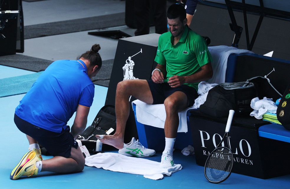 Bolha no pé interrompe partida de Novak Djokovic