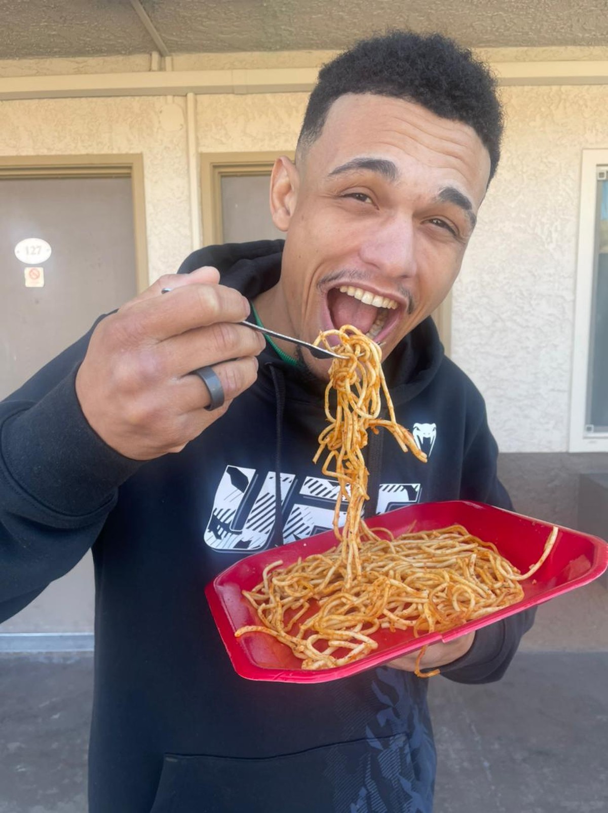 Sonho na cabeça e 30 pacotes de macarrão na mochila: a trajetória de ...