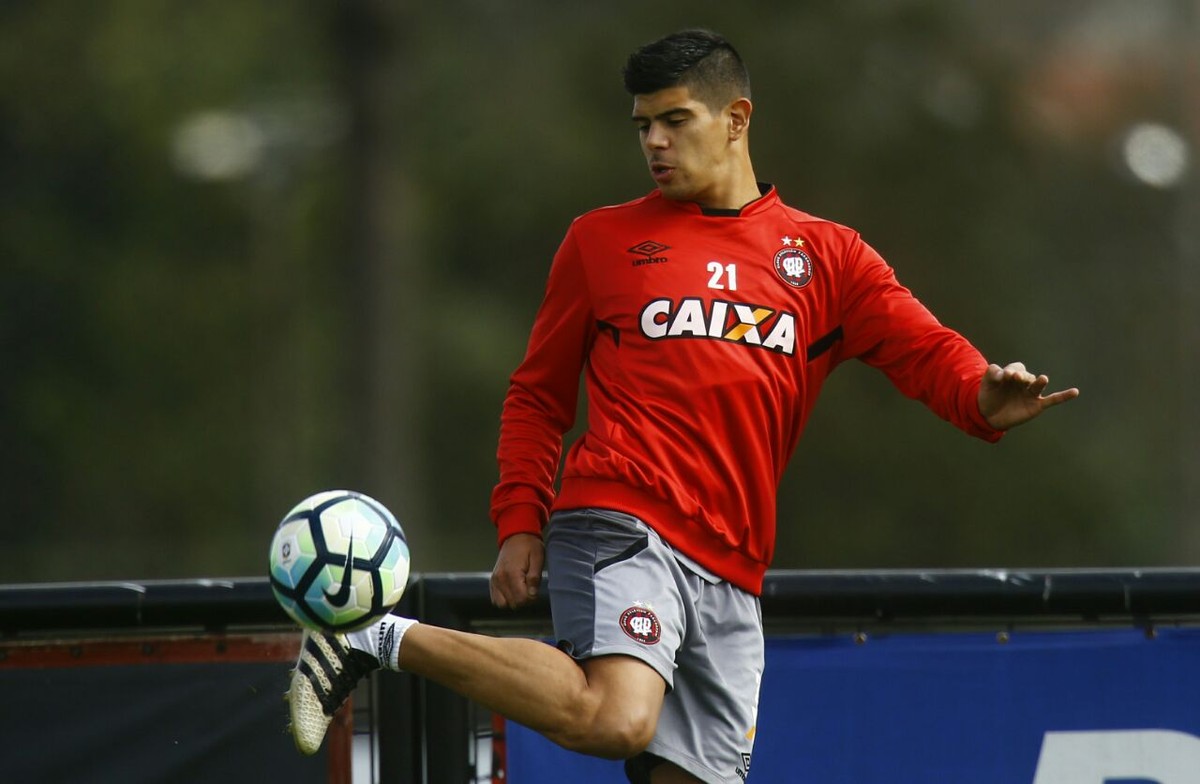 Pizzi convoca Pavez, do Atlético-PR, para defender Chile contra o ...