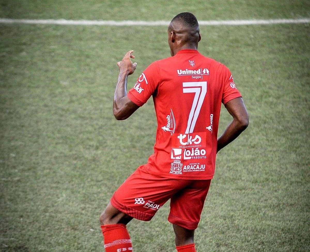 Júlio Pit aprova esquema com três zagueiros, rechaça Sergipe ...