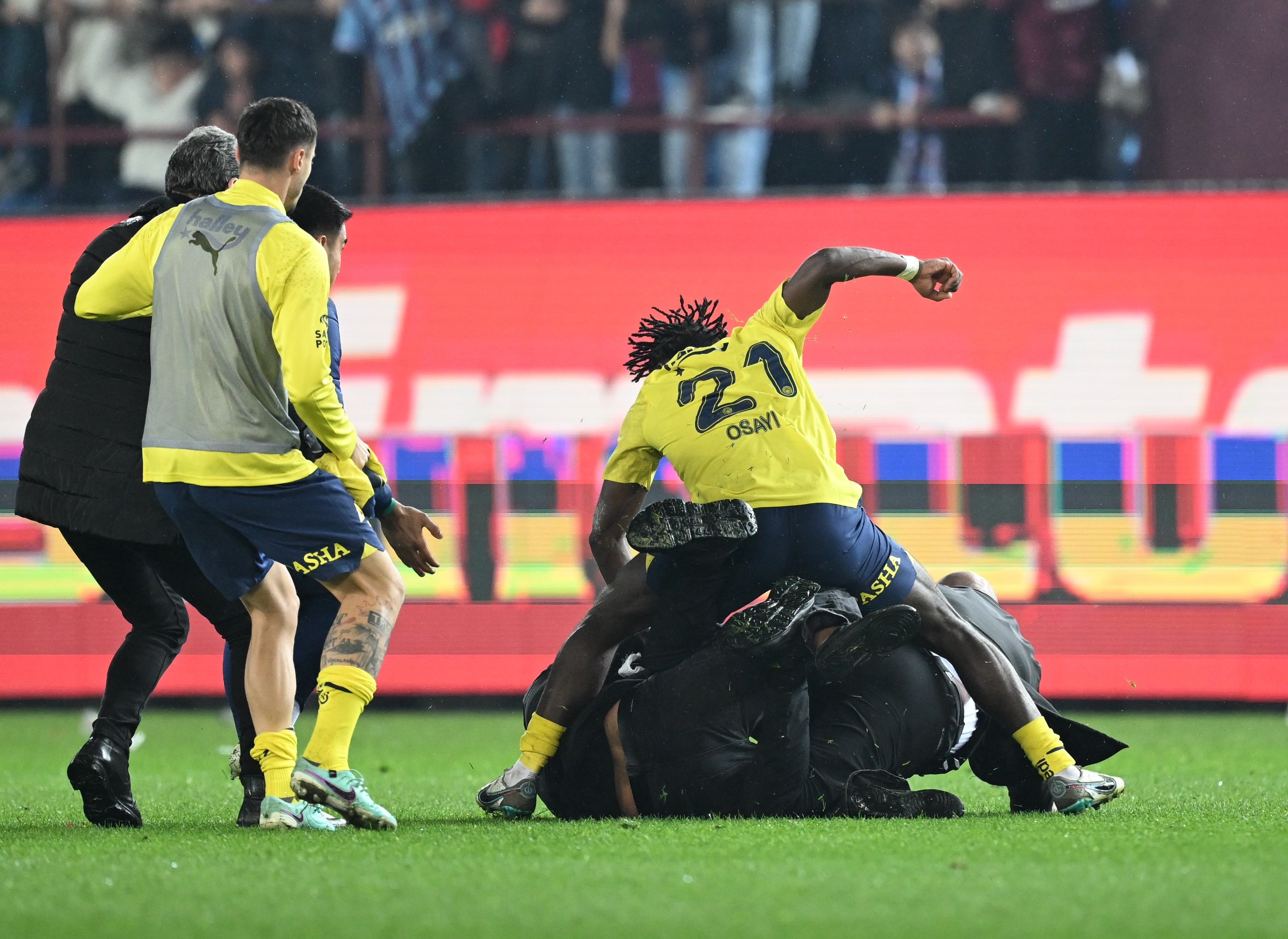 Torcida do Trabzonspor invade campo e briga com atletas do Fenerbahçe ...