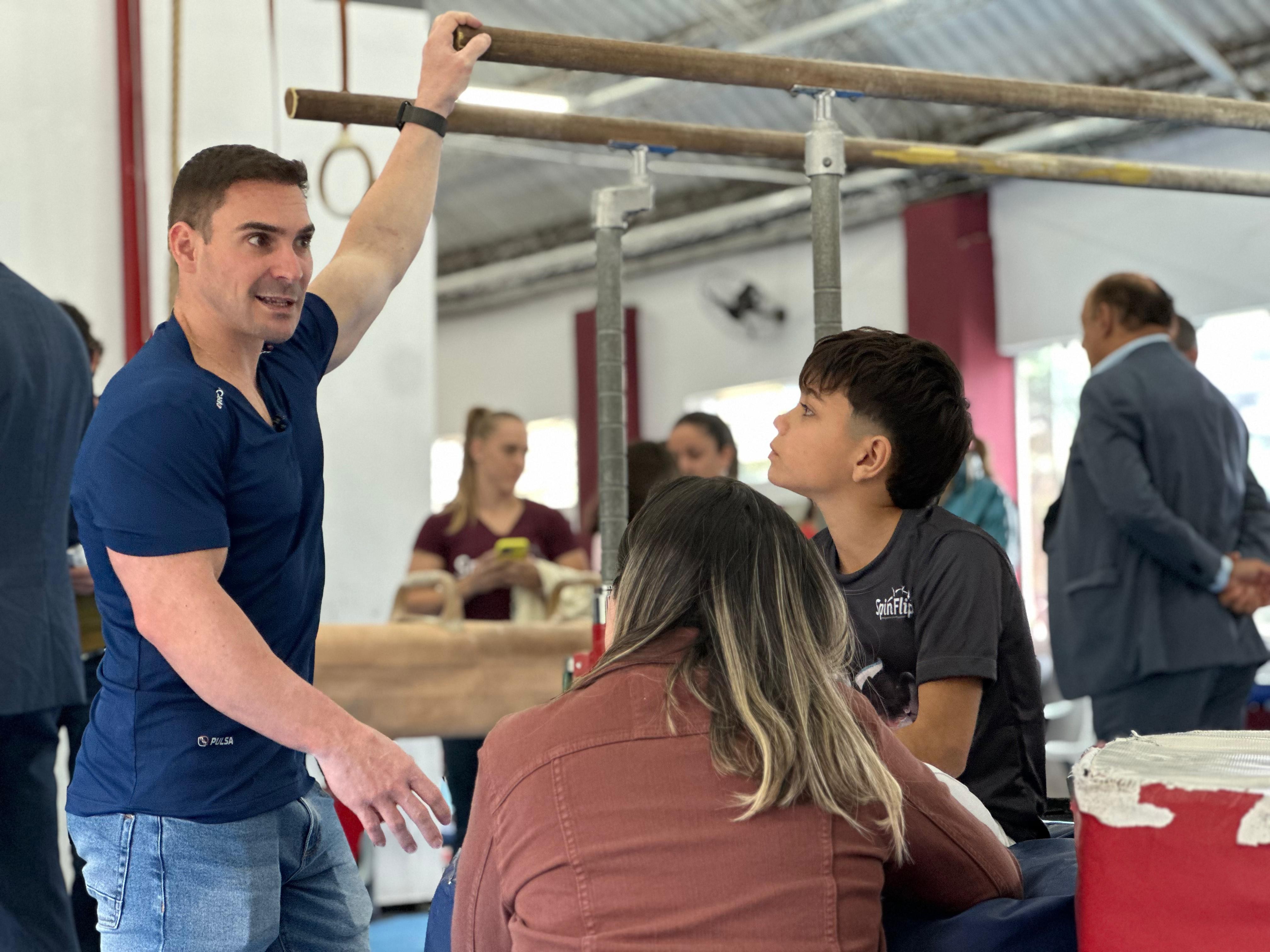 Ginasta de Curitiba é surpreendido com visita de Arthur Zanetti