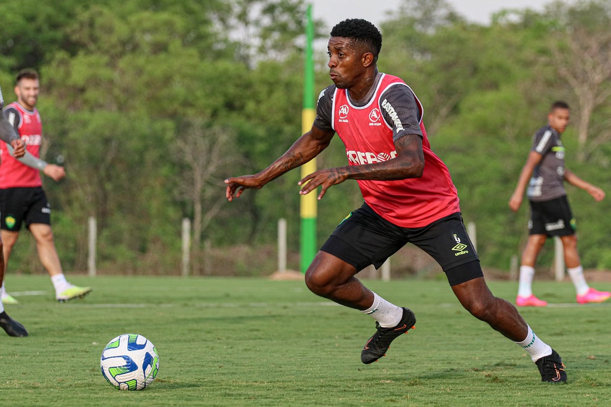 Escalação do Cuiabá: Jonathan Cafú sofre entorse no joelho e vira ...