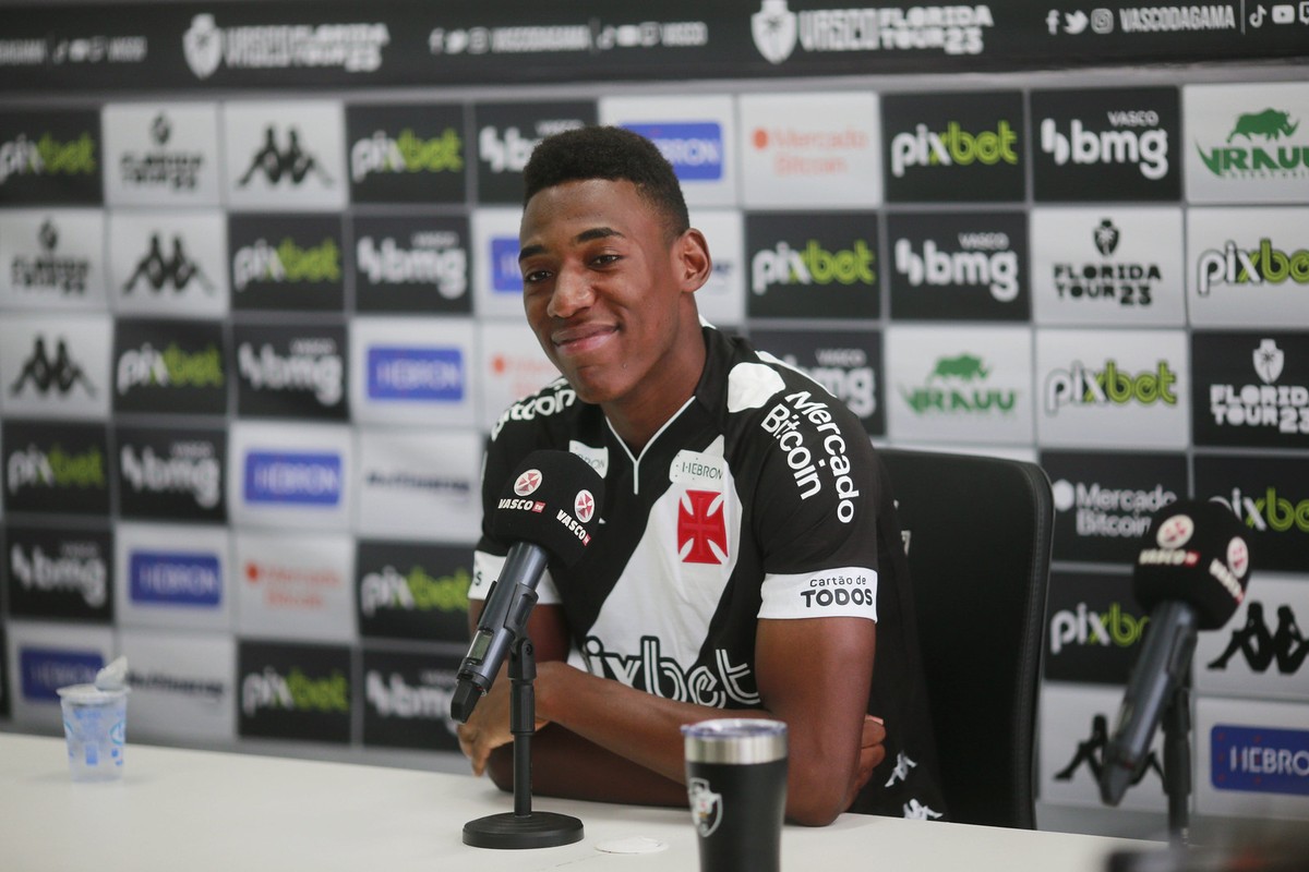 Apresentado pelo Vasco, Léo revela perfil estudioso: “Querer melhorar é ...