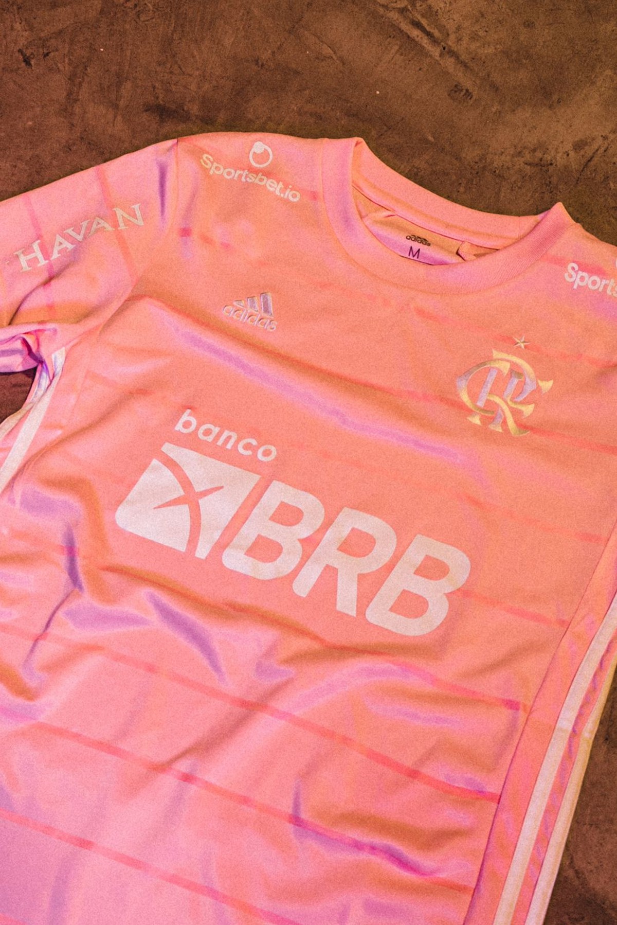 Flamengo lança novo uniforme rosa em apoio ao combate ao câncer de mama ...