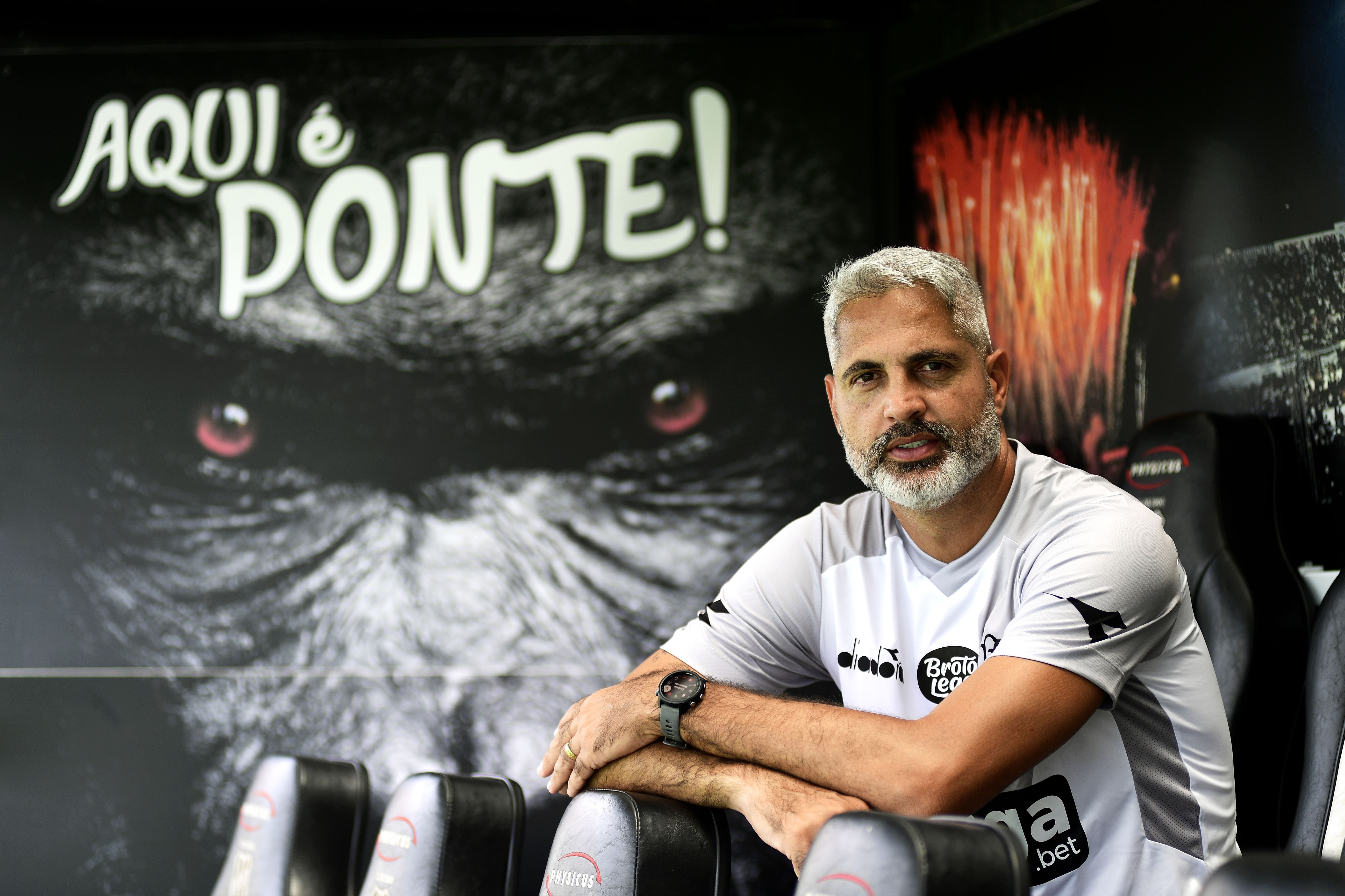 Ponte apresenta novo técnico e fecha com volante uruguaio | Ge