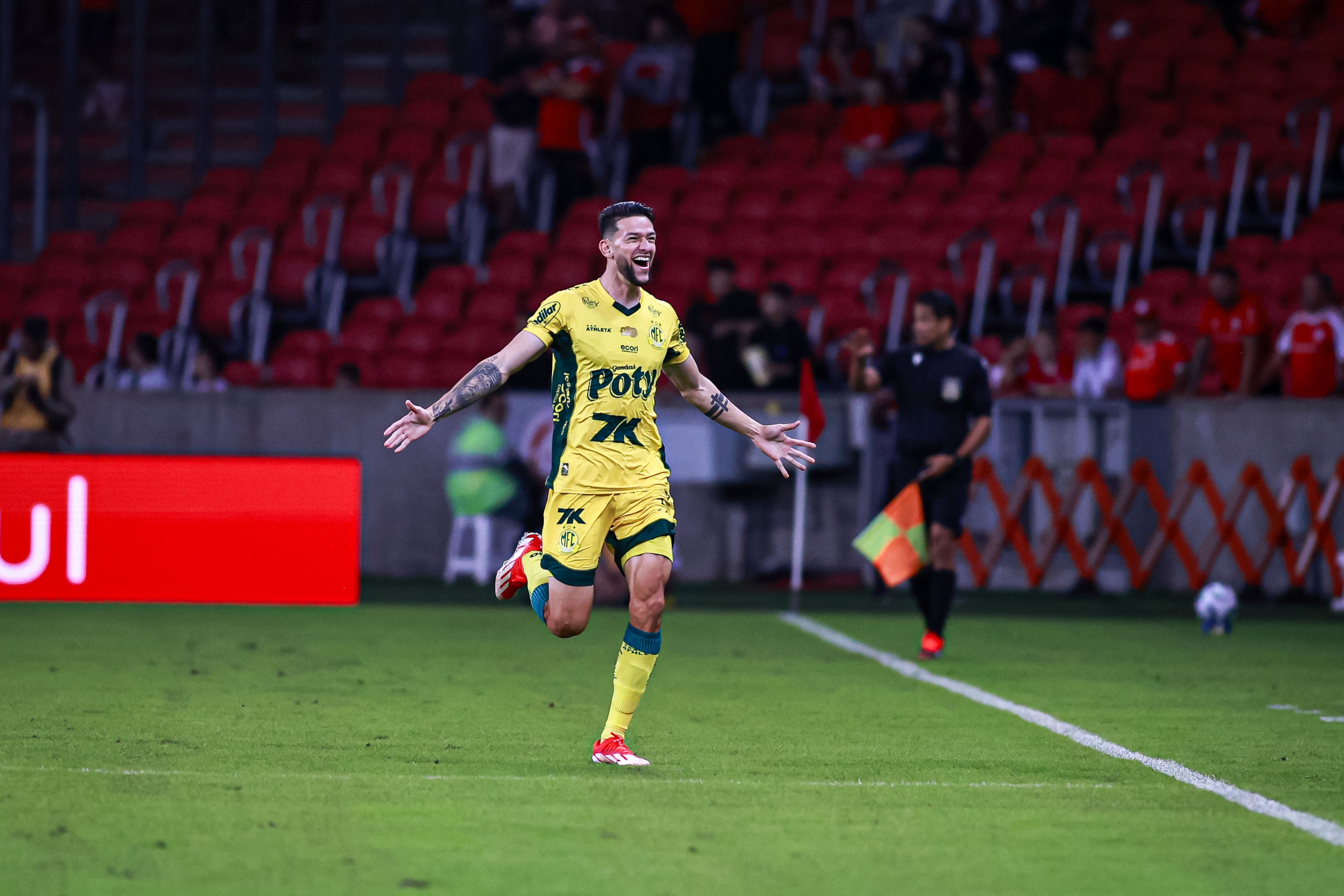 Flu contrata quarto melhor zagueiro do Cartola 2025; veja números de ...