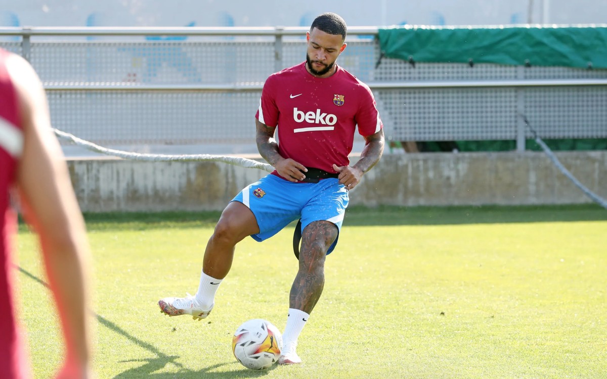 Memphis Depay participa do primeiro treino pelo Barcelona | futebol ...