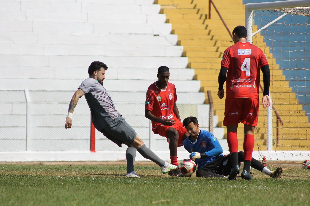 Técnico estreante, Gustavo Marciano recebe elogios do atacante Victor ...